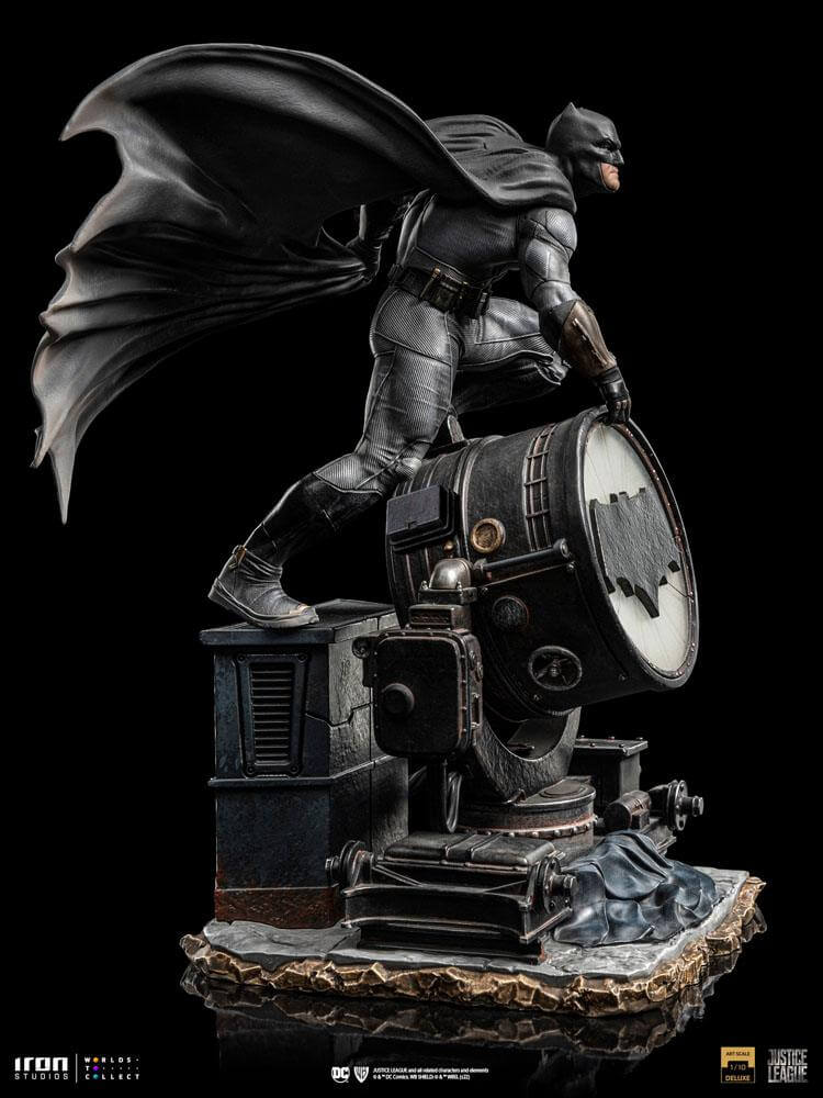 Zack Snyder's Justice League - Batman on Batsignal Deluxe Art Scale ...
